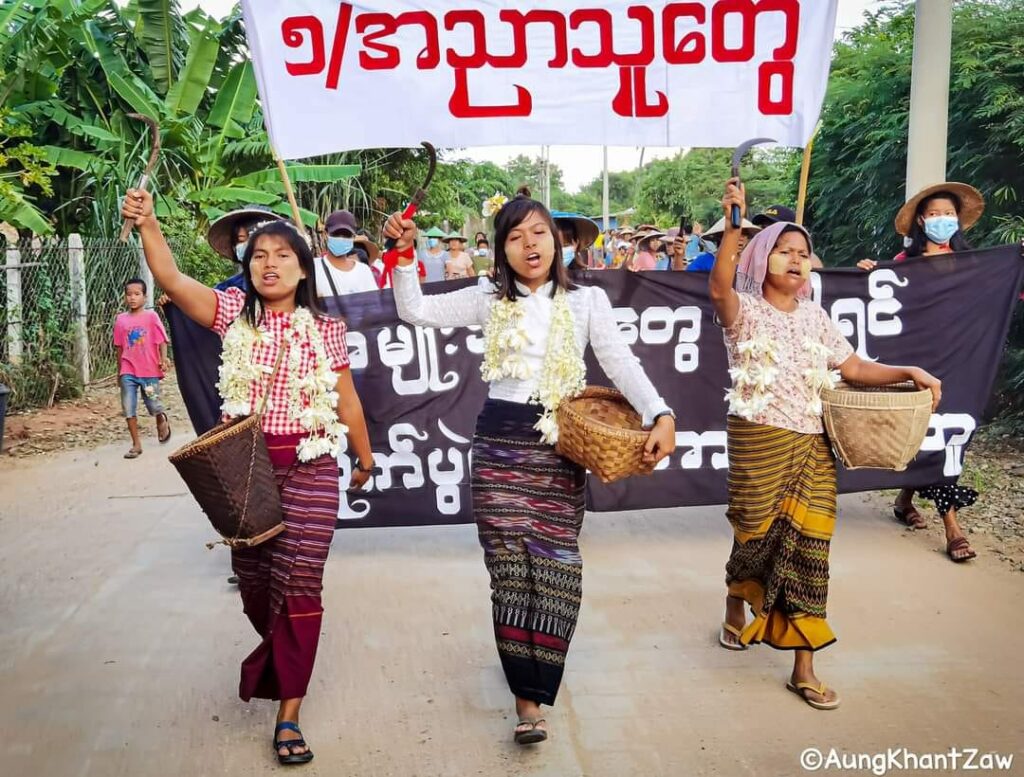 အမျိုးသမီးတွေမပါရင် ဒီတိုက်ပွဲက မအောင်နိုင်ပါဘူး စာသားကိုကိုင်ဆောင်ပ