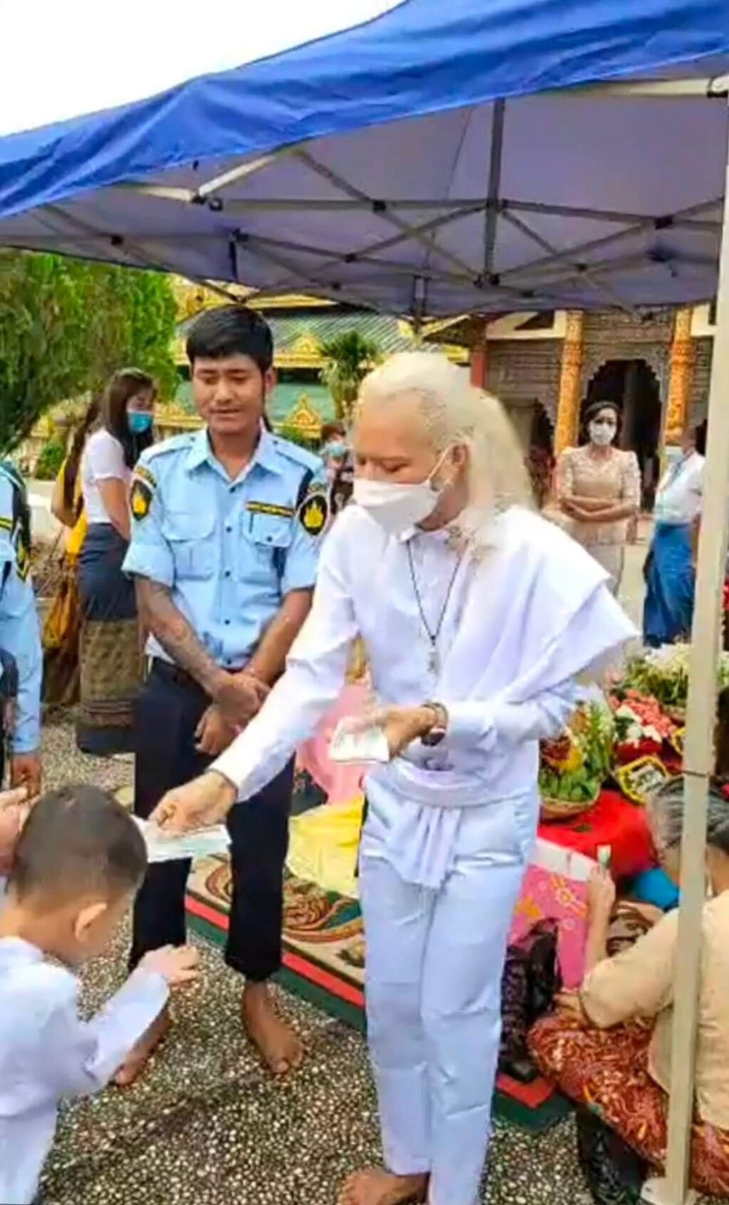 ရွေတိဂုံဘုရား၌ Sex Doll အရုပ် ၂ ရုပ်အား ရင်ငွေ့လှုံပွဲပြုလုပ်သူ ကိုရ