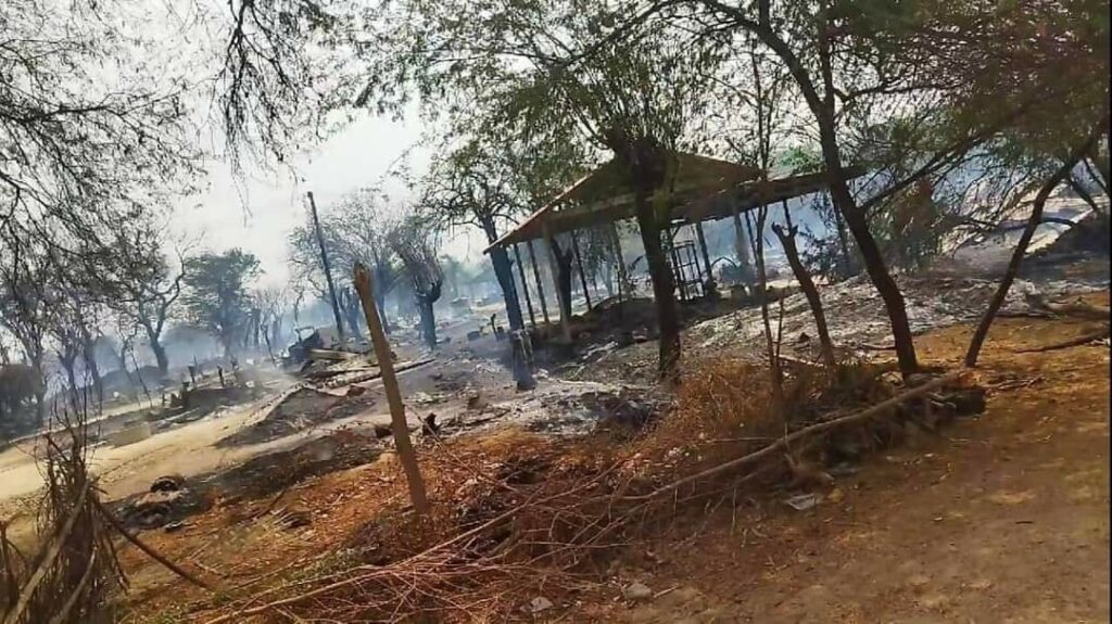 စစ်ကိုင်းမြို့ရှိ အင်းစကျေးရွာကို ရွာလုံးကျွတ်နီးပါး မီးတင်ရှို့နေသည့